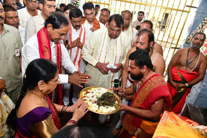 KCR: శ్రీవారికి స్వర్ణకిరీటం సమర్పించిన సీఎం కేసీఆర్‌ | kcr at ...