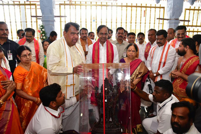 KCR: శ్రీవారికి స్వర్ణకిరీటం సమర్పించిన సీఎం కేసీఆర్‌ | kcr at ...