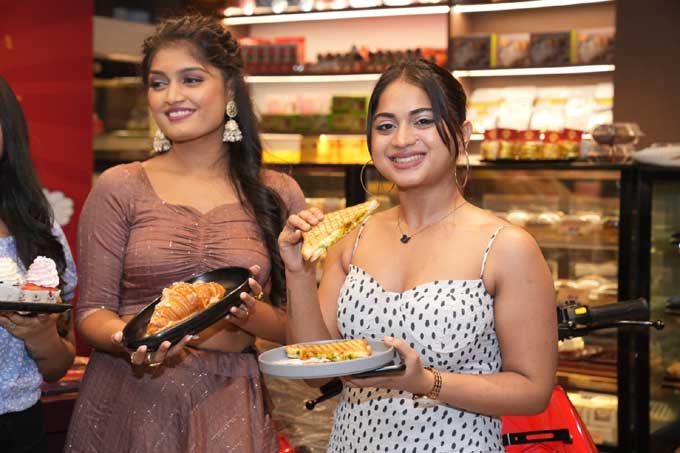 Hyderabad : బేకరీ సెలబ్రేషన్స్‌.. మోడళ్ల సందడి | Actress varsha and ...