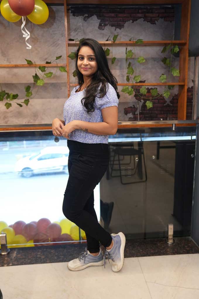 Hyderabad : బేకరీ సెలబ్రేషన్స్‌.. మోడళ్ల సందడి | Actress varsha and ...