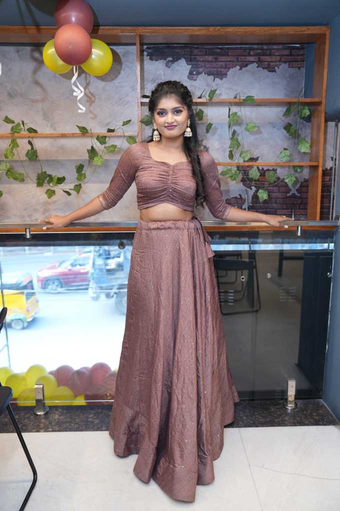 Hyderabad : బేకరీ సెలబ్రేషన్స్‌.. మోడళ్ల సందడి | Actress varsha and ...