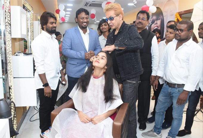 Hyderabad: హైదరాబాద్‌లో ఫేమస్‌ హెయిర్‌ స్టైలిస్ట్‌ జావేద్‌ హబీబ్‌ సందడి ...