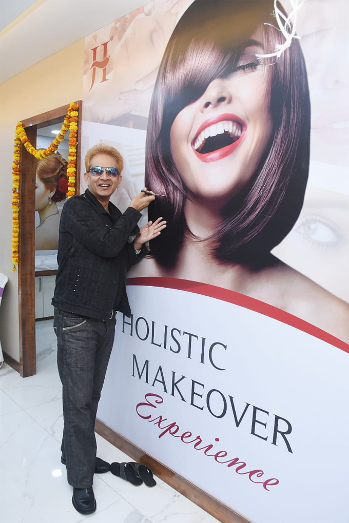 Hyderabad: హైదరాబాద్‌లో ఫేమస్‌ హెయిర్‌ స్టైలిస్ట్‌ జావేద్‌ హబీబ్‌ సందడి ...