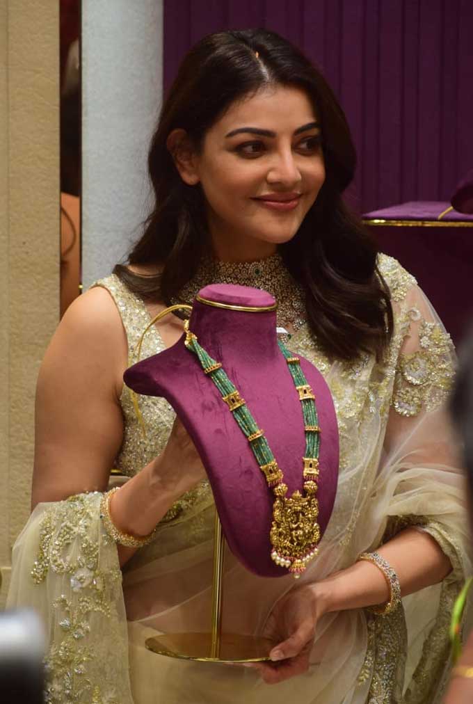 Hyderabad: కూకట్‌పల్లిలో సందడి చేసిన కాజల్ అగర్వాల్ | Actress Kajal In ...