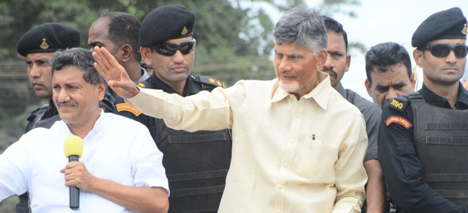 TDP: నందికొట్కూరులో చంద్రబాబు రోడ్‌ షో | Chandrababu Naidu road show at Nandikotkur
