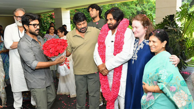 Pawan kalyan: చిరంజీవి ఇంట్లో మెగా ఫ్యామిలీ సంబరాలు | Pwan kalyan In ...