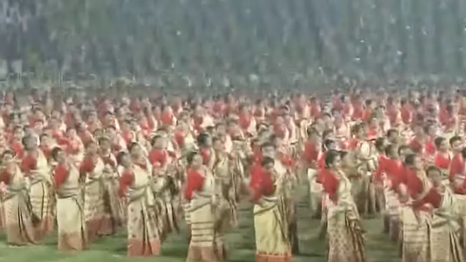 Bihu: ఒకే వేదికపై 11 వేల మంది డ్యాన్స్.. అస్సాం జానపద నృత్యం ‘బిహు’కు ... Bihu: ఒకే వేదికపై 11 వేల మంది డ్యాన్స్.. అస్సాం జానపద నృత్యం ‘బిహు’కు ...