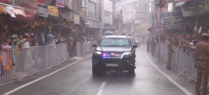 PM Modi: వర్షం పడుతున్నా లెక్కచేయక.. మోదీకి అపూర్వ స్వాగతం | pm modi ...