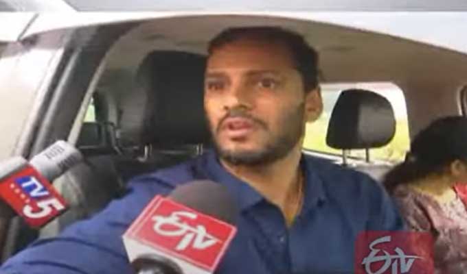 AP Border: పోలీసుల వాహన తనిఖీలు.. వాహనదారుల అసహనం | vehicle checks at ...