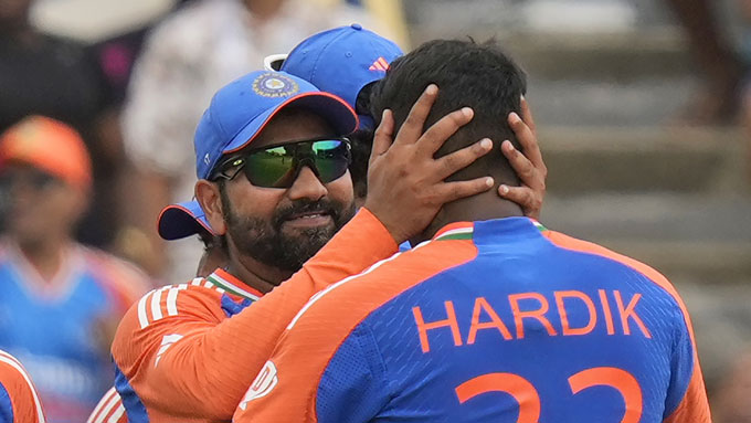 Rohit-Hardik: హార్దిక్‌కు ముద్దు ఇచ్చిన రోహిత్‌.. స్వీట్‌ మూమెంట్ ...